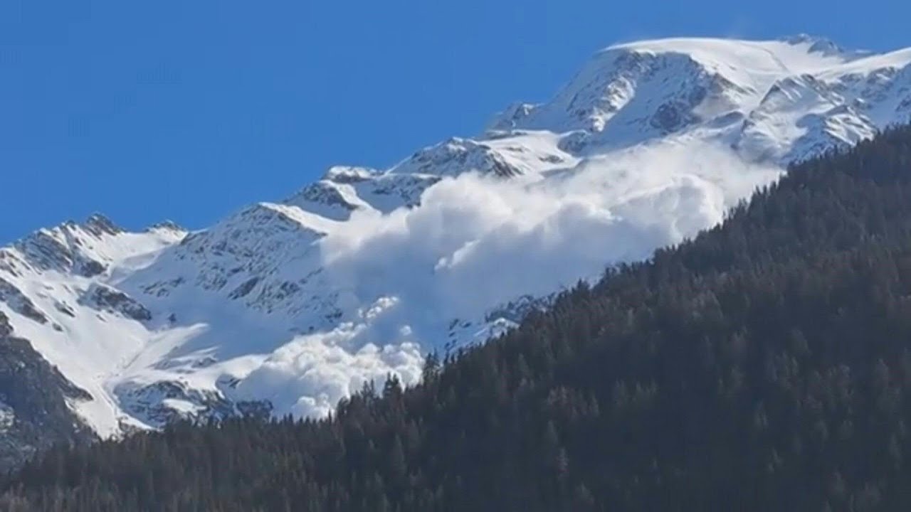 Footage shows moment of deadly avalanche in the French Alps | AFP - YouTube