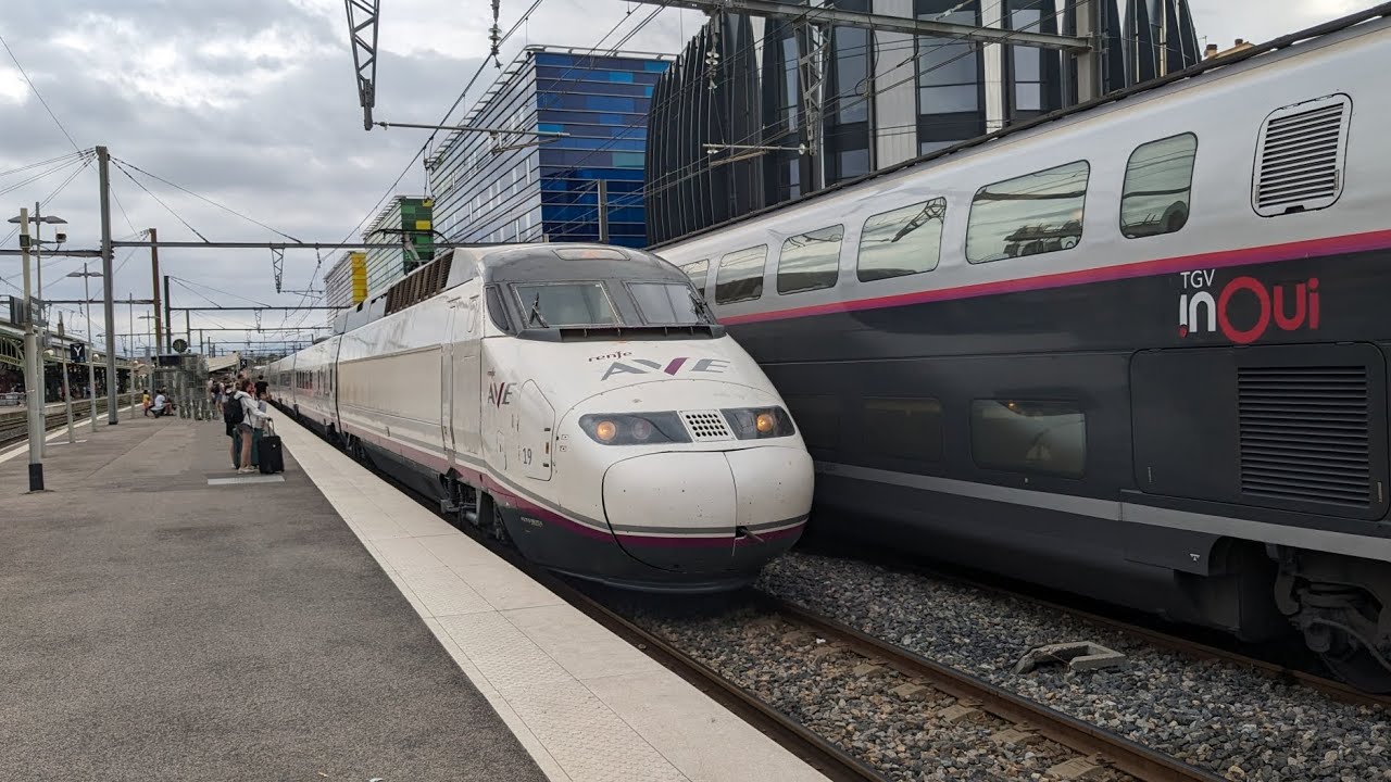 AVE S-100 Renfe en gare de Rivesaltes et Perpignan - YouTube