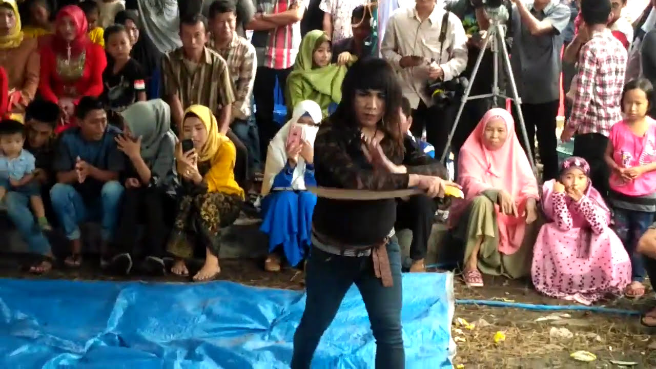 Artiz main kuntau di silat bangkui - YouTube