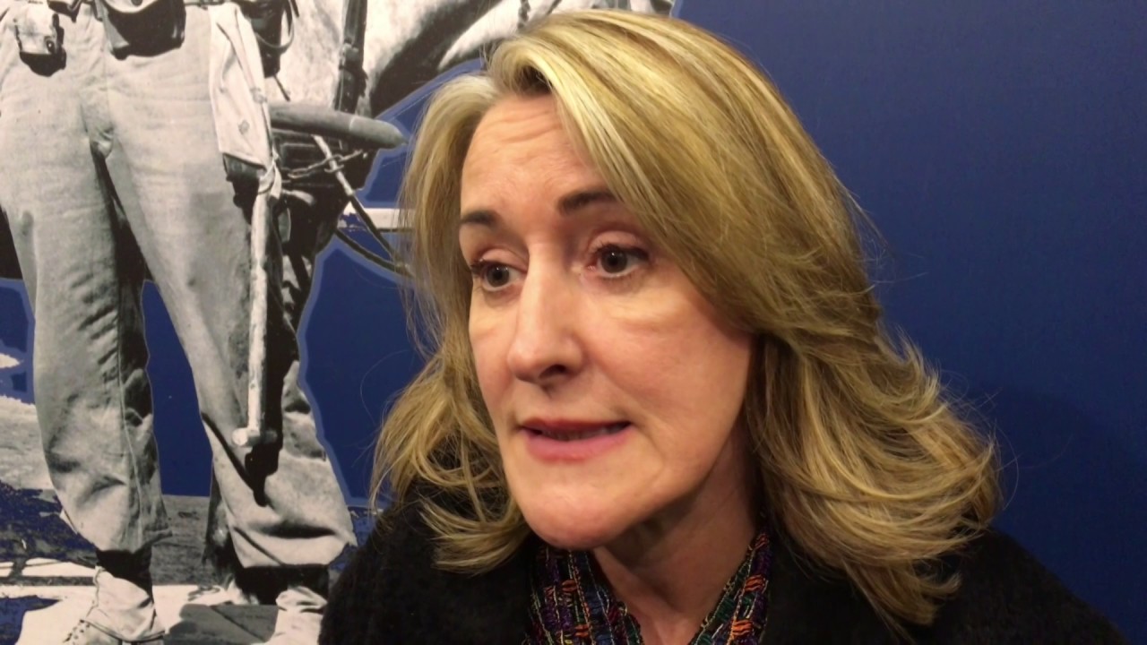 Mary Ellen Countryman console americano visita salerno - YouTube