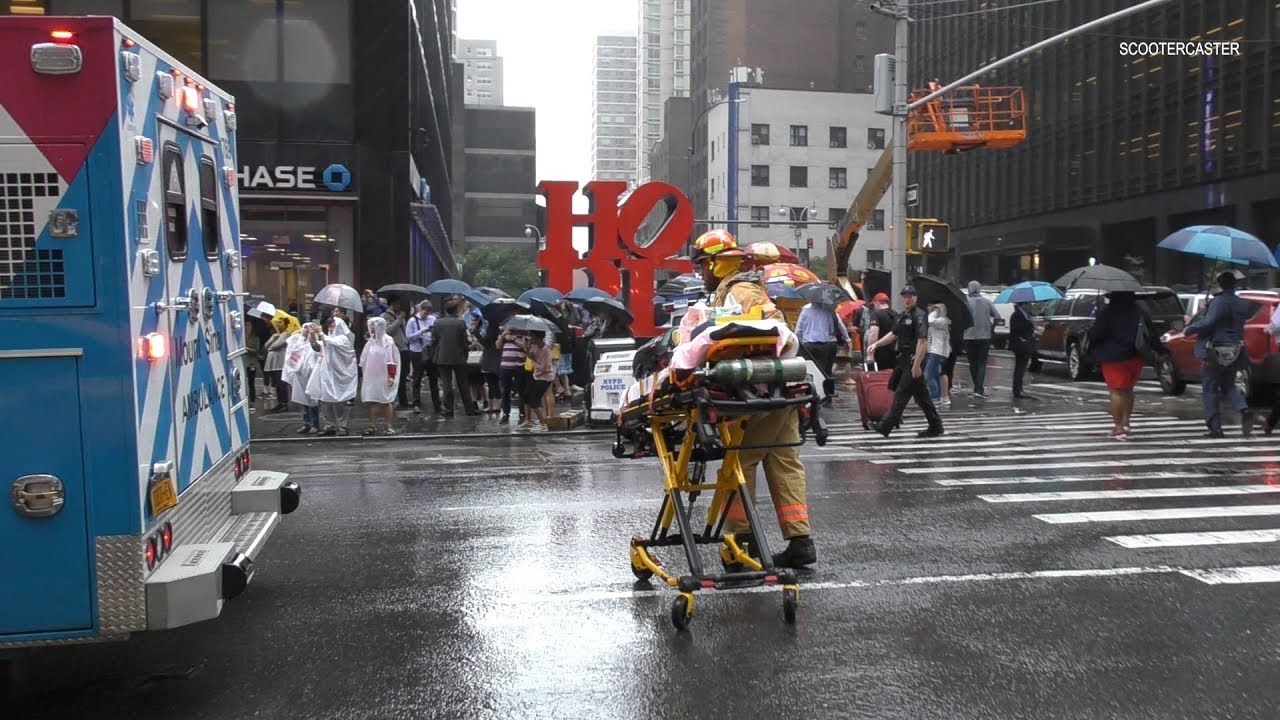 1 Dead When Helicopter Crash Lands On Top Of Building In Midtown - YouTube