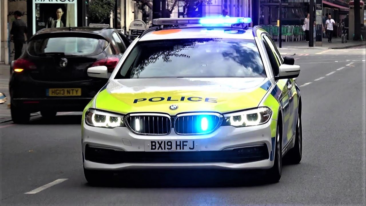 Metropolitan Police 5 Series Traffic Car responding on Lights + Sirens ...