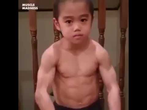 Bu Çocuk neler yapıyor Böyle Küçük Bruce lee