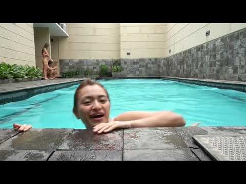 Hotnya Istri Sule NATHALIE HOLSCER DI KOLAM RENANG