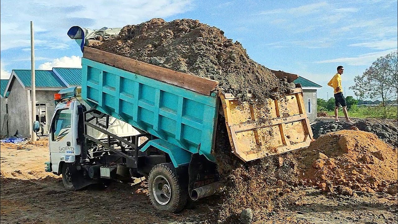 Dump Truk Bak Sambung Bongkar Full Muatan Tanah Timbunan - YouTube