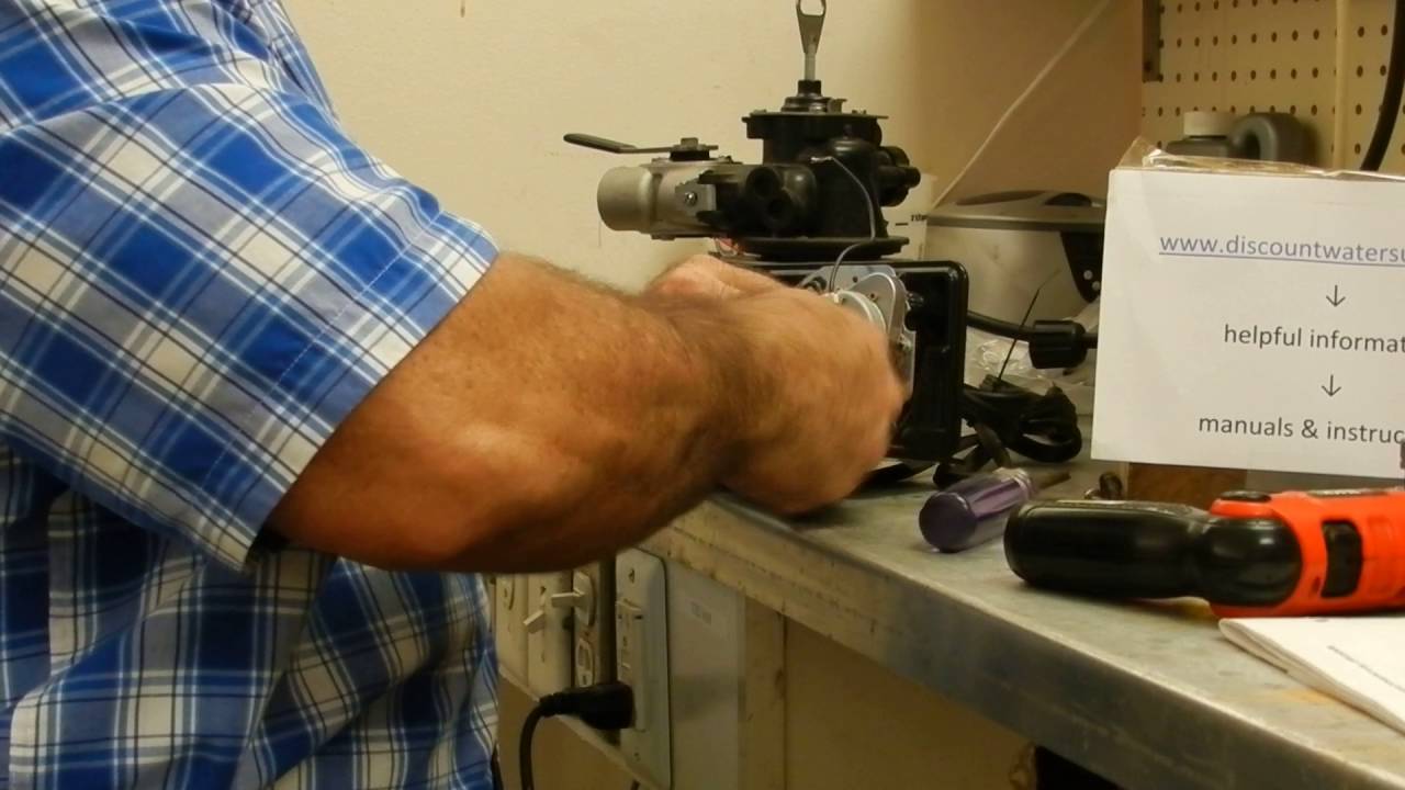 Servicing Fleck 5600 Powerhead - YouTube