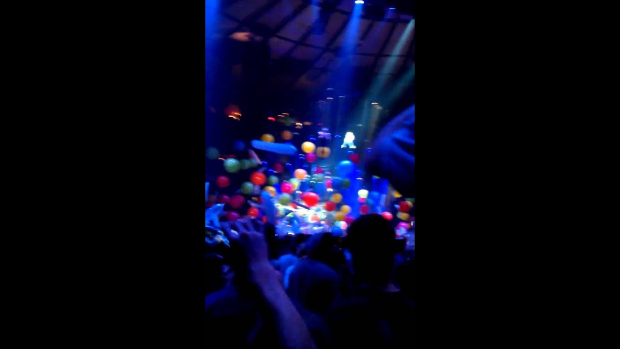 Phish 12-31-2011 DWD & balloons New Years Eve ! - YouTube