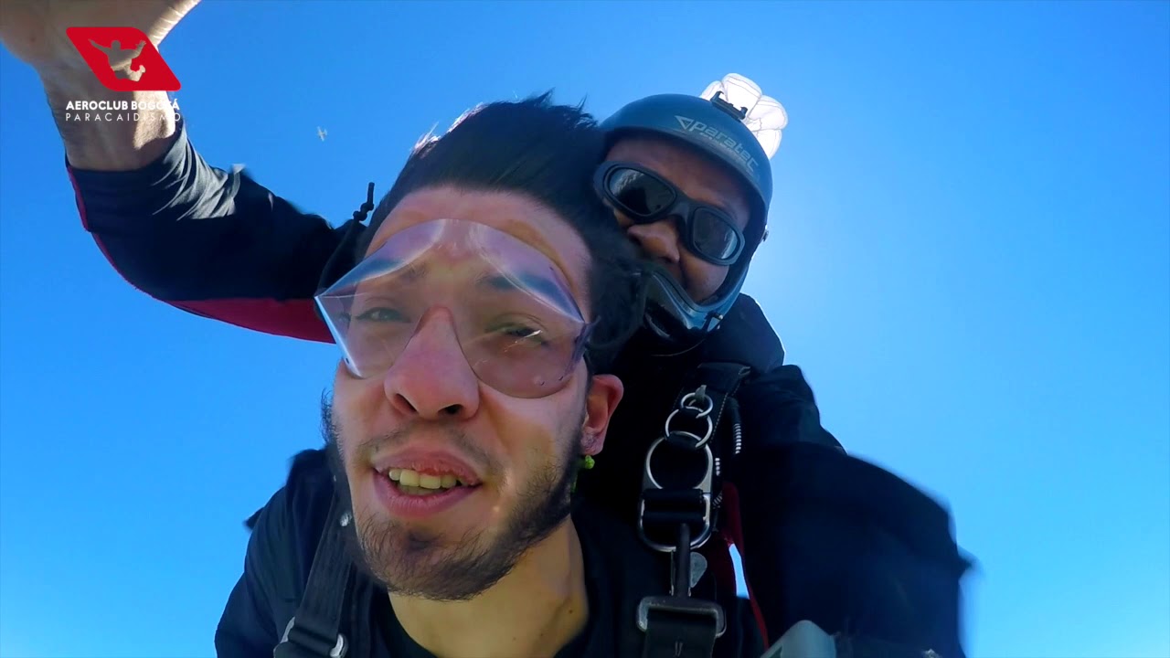 Brian Marin disfrutando del paracaidismo con Aeroclub Bogotá - YouTube