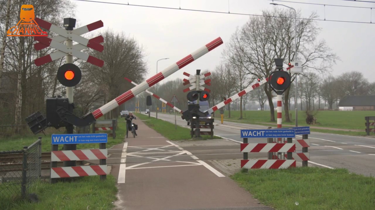 DUTCH RAILROAD CROSSING - Barneveld - Nijkerkerweg - YouTube