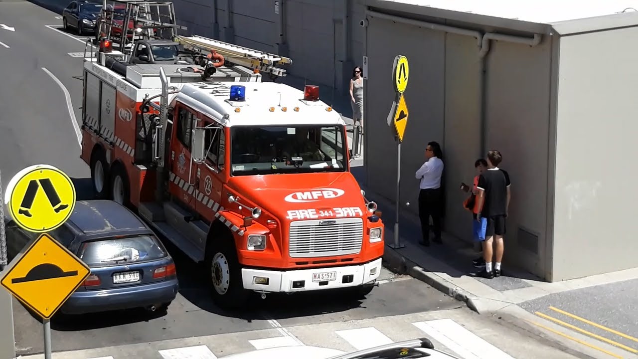 MFB Pumper Tanker 28 (Spare) Responding - YouTube