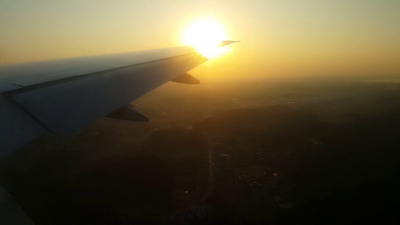 United Airlines UA 881 landing in Tokyo Narita airport - YouTube