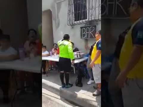 Árbitro hace la consulta al verdadero "Bar" - YouTube