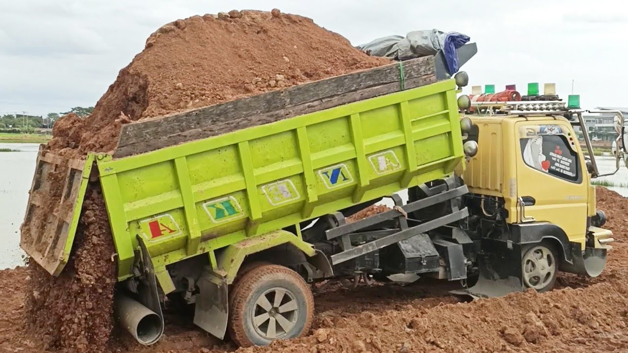 Ban Selip Dump Truk Tanah Bongkar Muatan Full Bak Tanah Super - YouTube