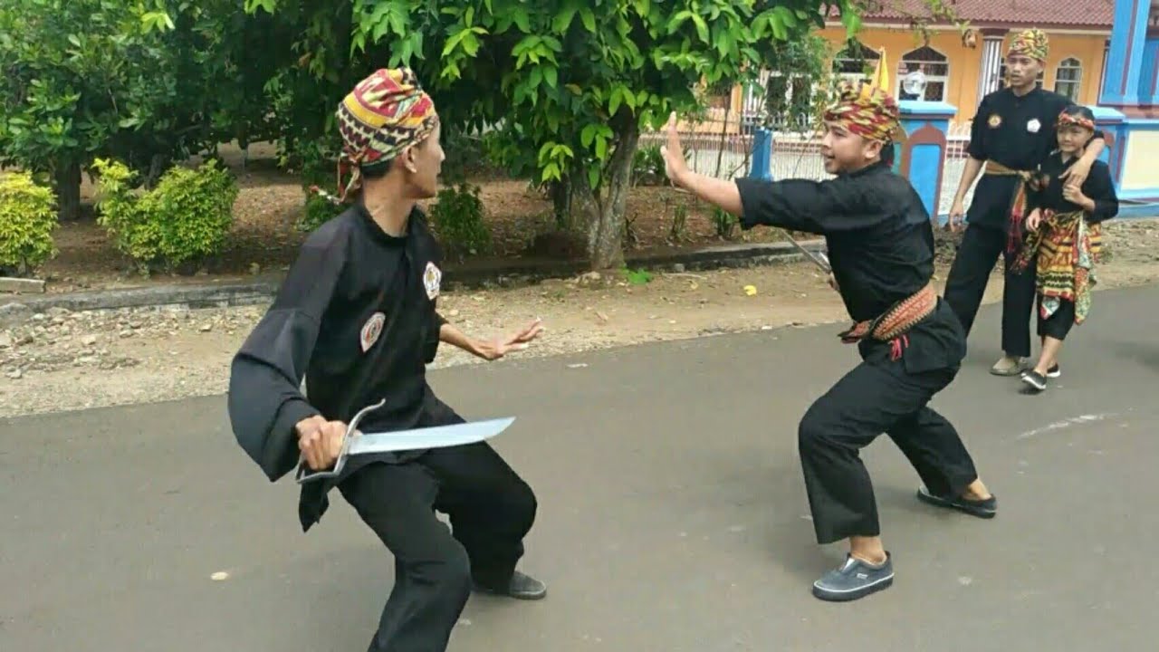 Pencak silat {KUTTAU LAMPUNG} Tari Pedang Arak-Arakan Di Sukadana Darat ...