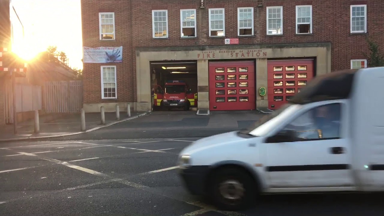 RBFRS Caversham Road Fire Station WRU Leaving Station. - YouTube