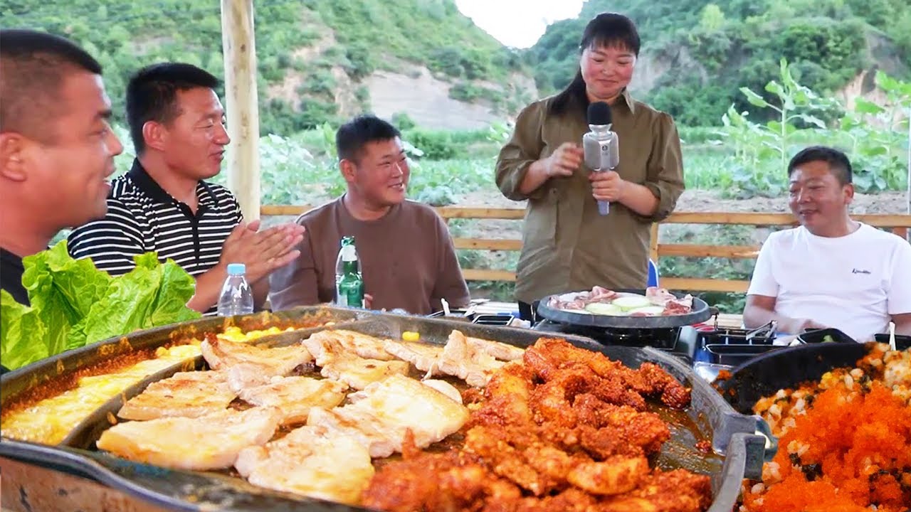 【陕北霞姐】炎炎夏日到了吃烤肉的季节！霞姐带着兄弟姐妹户外吃烧烤，大家边唱边跳真热闹！ - YouTube