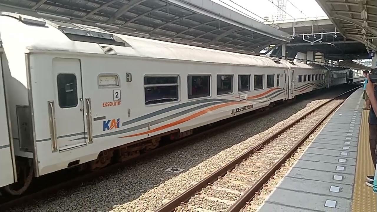 KERETA API BRANTAS MELINTAS LANGSUNG DI STASIUN JATINEGARA - YouTube