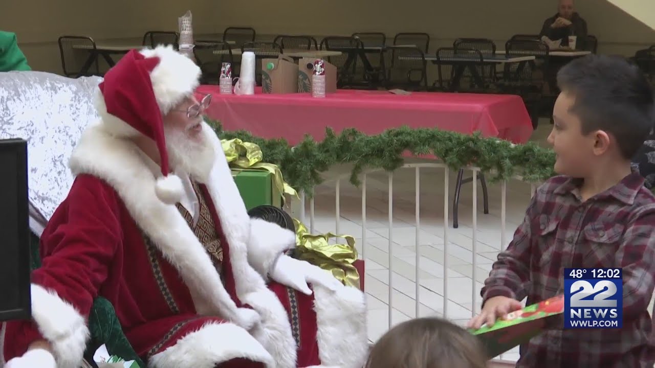Santa Claus is coming to the Holyoke Mall - YouTube