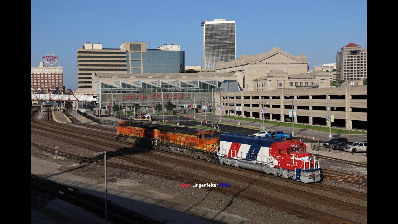 Bicentennial Santa Fe 5704 being positioned at Kansas City Union ...