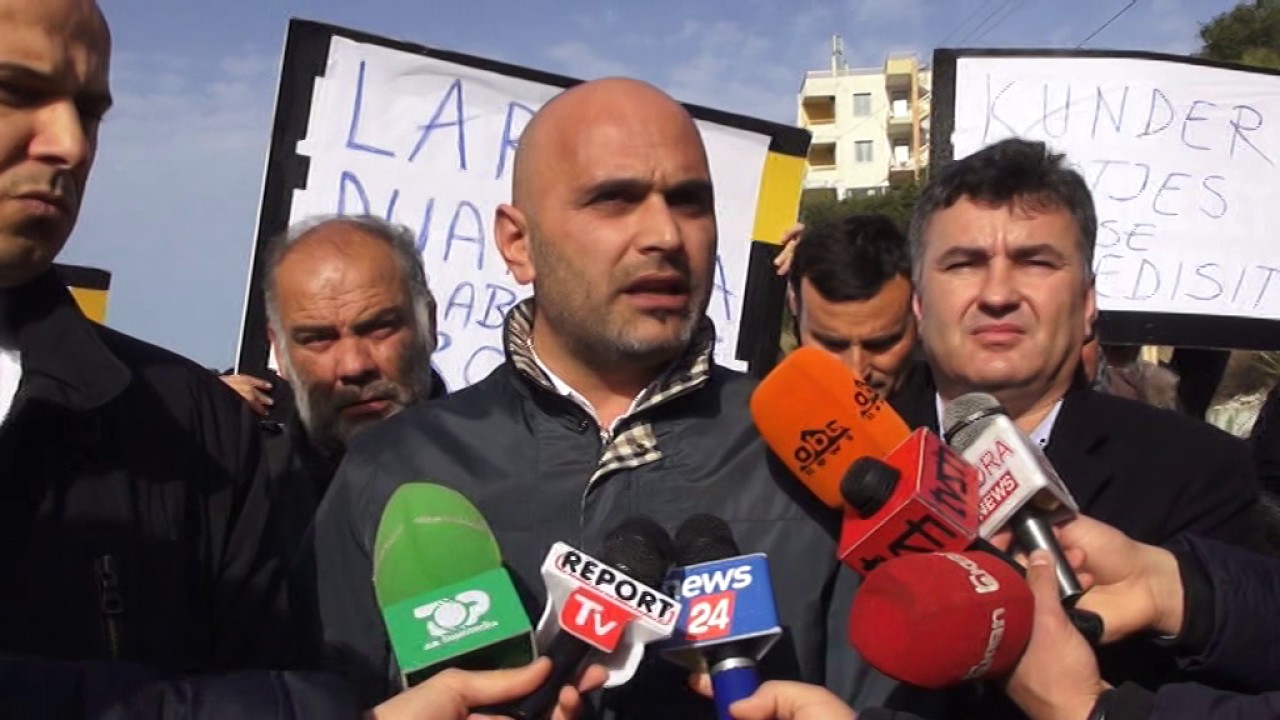 Vlorë protesta në radhim - YouTube