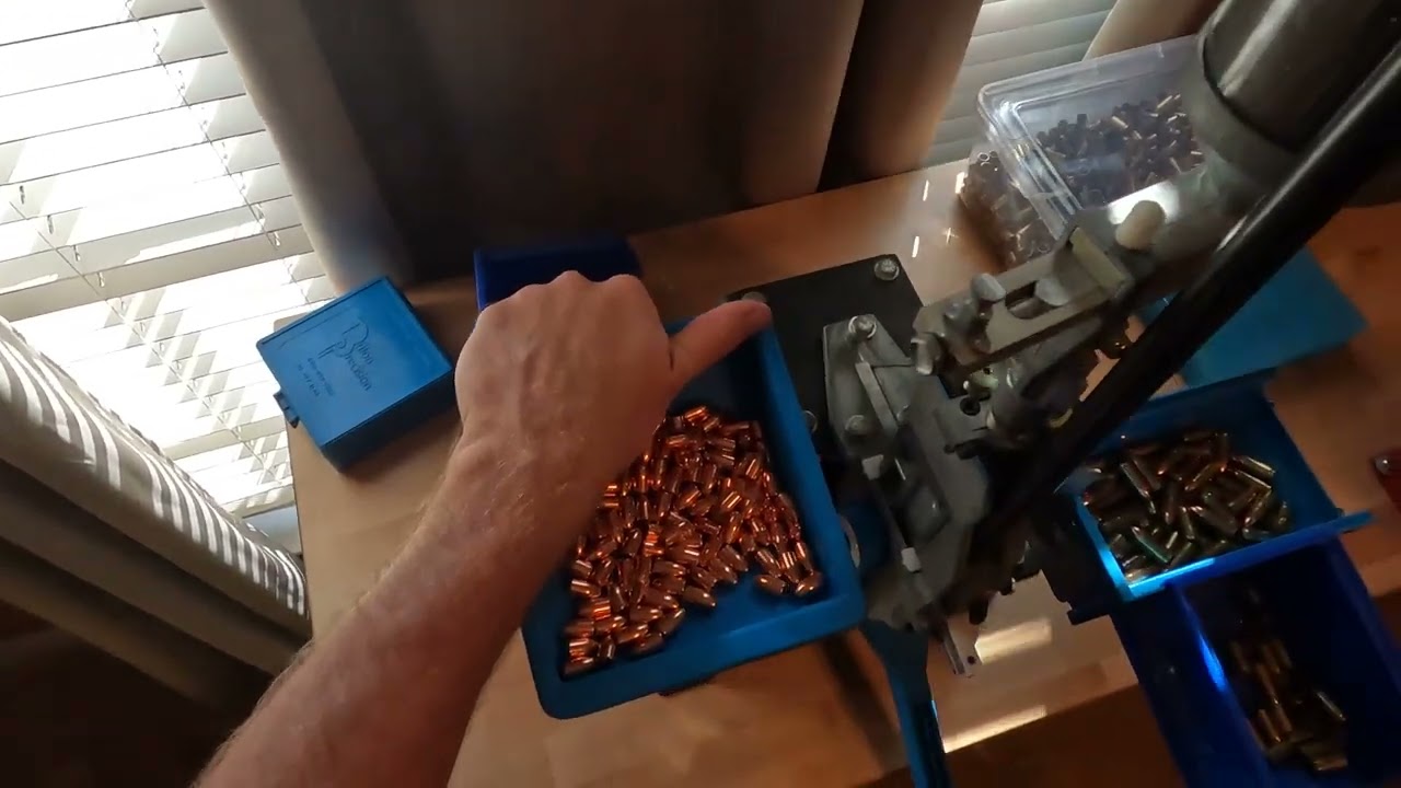 Dillon Square Deal B reloading 9mm - YouTube