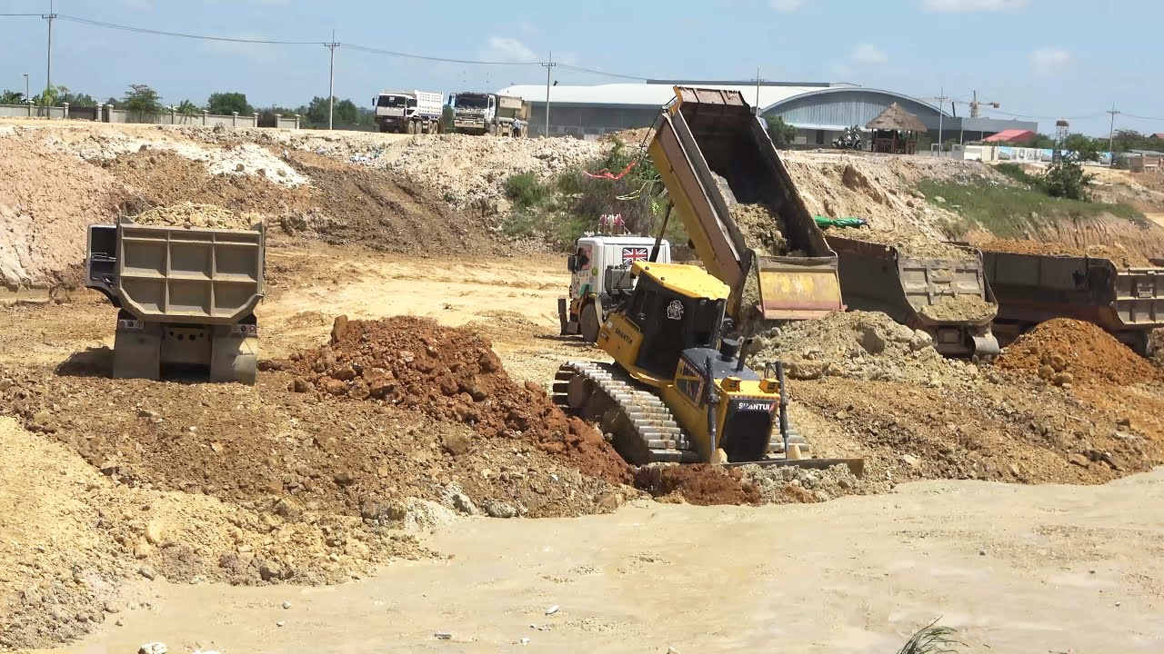 Skills Operator Heavy Equipment Bulldozer Moving Rolling Dirt Huge ...