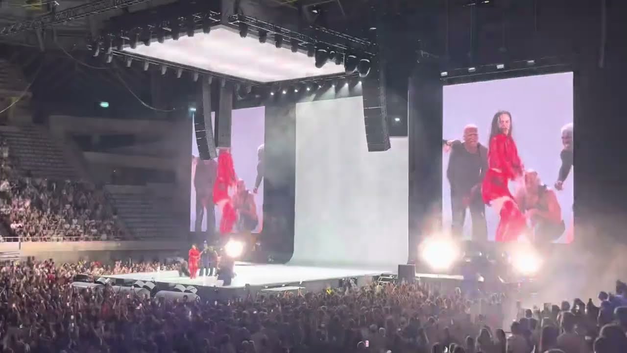 Rosalía & Tokischa “LA COMBI VERSACE” Motomami World Tour Barcelona 23/ ...