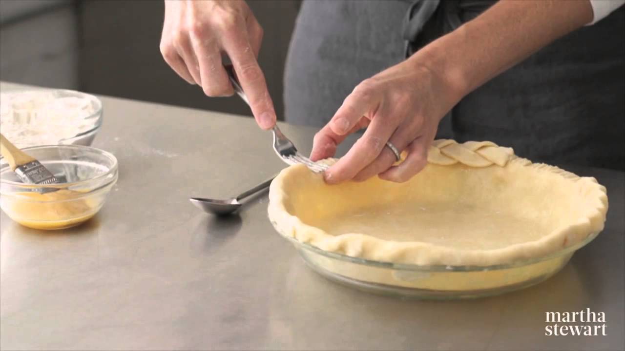 Piecrust Edging - Kitchen Wisdom - Martha Stewart - YouTube