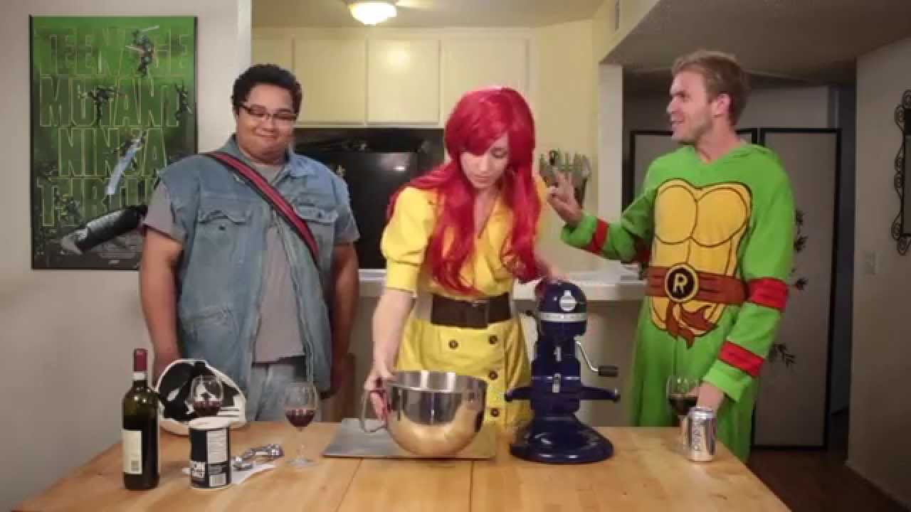 "Teenage Mutant Ninja Turtles" April O'Neil makes Pepperoni Pizza ...