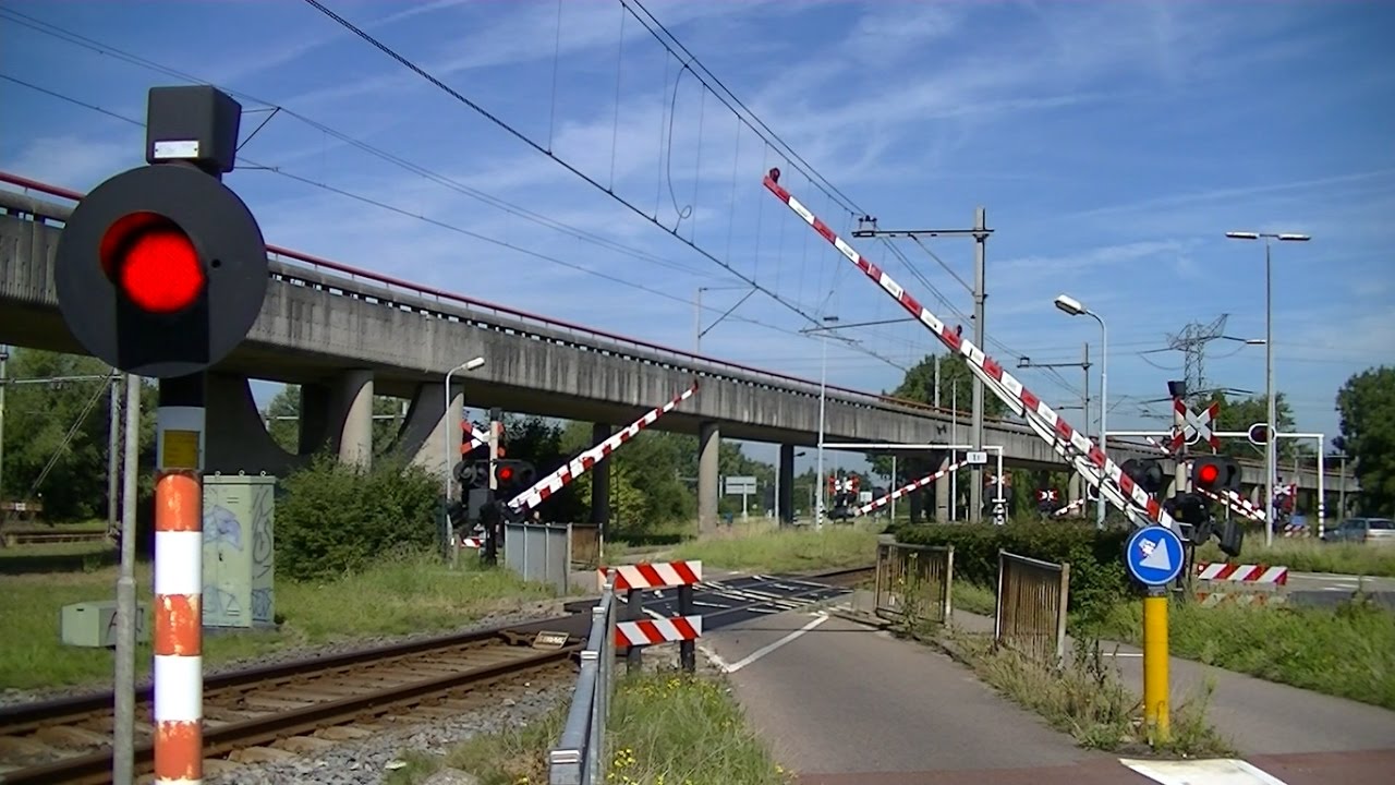Spoorwegovergang Zaandam // Dutch railroad crossing - YouTube
