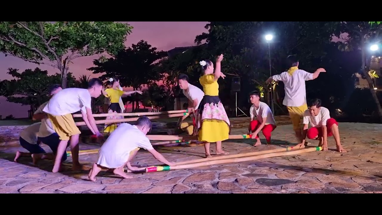 Traditional Filipino Tinikling Dance - YouTube