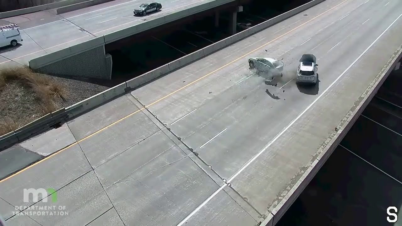 Road Cam Ep:1 (Stupid Drivers, Crazy pedestrians, Crashes) compilation ...