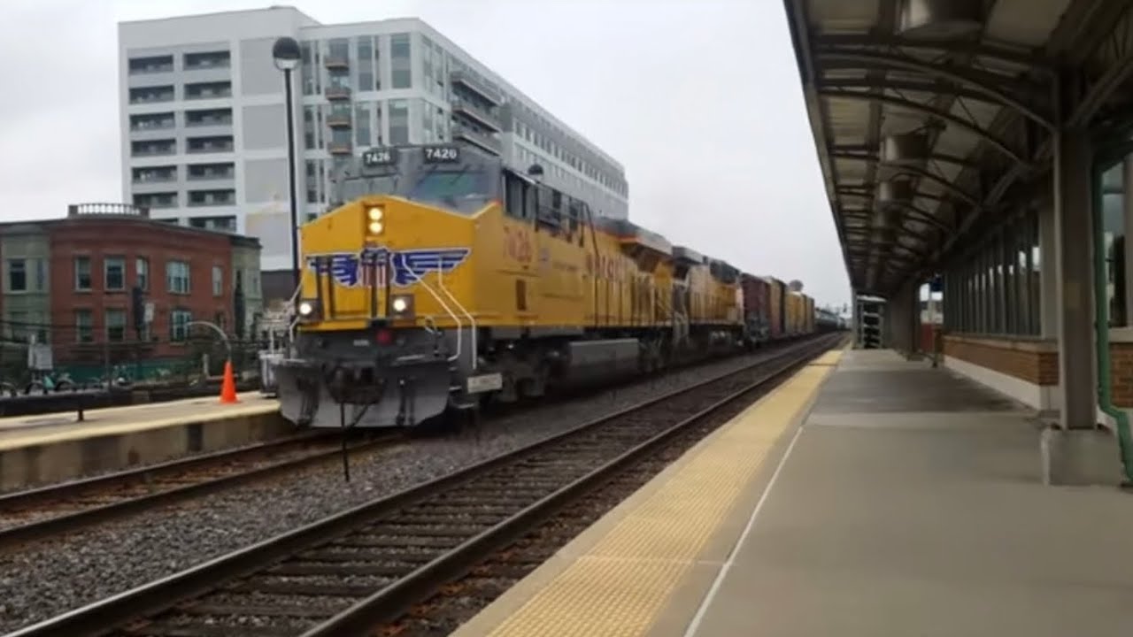 (2020) UP 7426 leads MG4AH with ex-SP 6302 through Oak park, IL - YouTube