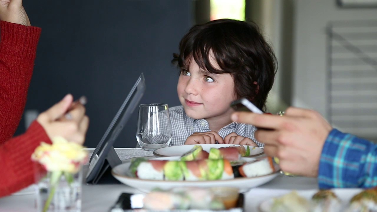 #DeviceFreeDinner - Distracted Parents - YouTube