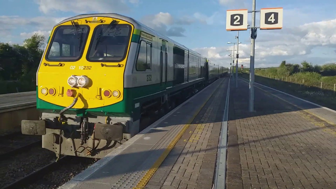232 Hauling the 19.00 Dublin-Cork train as it arrives into Ballybrophy ...