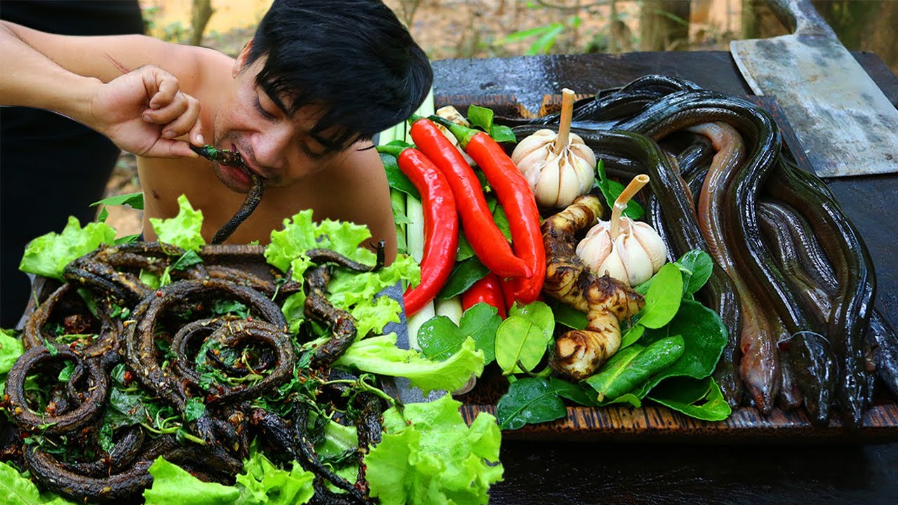 Crispy Eel and Fried hot chili Recipe Eating in Jungle - Primitive ...