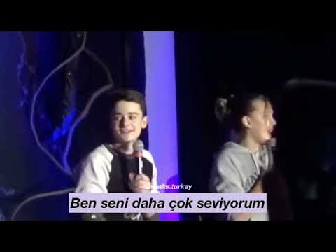 Noah Schnapp ve Millie Bobby Brown Hayranlarıyla Bir An
