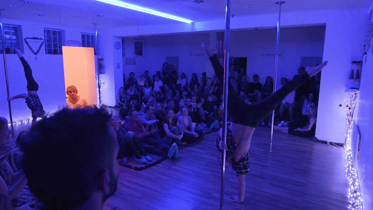 Vánoční večírek Pole dance - Roman Gemrot - ONE2ONE studio Brno - YouTube