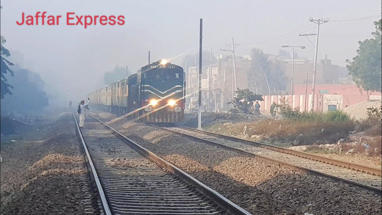 Most Special Action of Quetta Bound Jaffar Express || Expensive Train ...