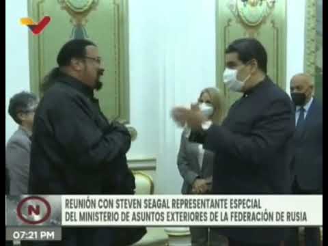 Steven Seagal, Venezuela Devlet Başkanı Nicholas Maduro'ya bir Samuray kılıcı hediye etti.