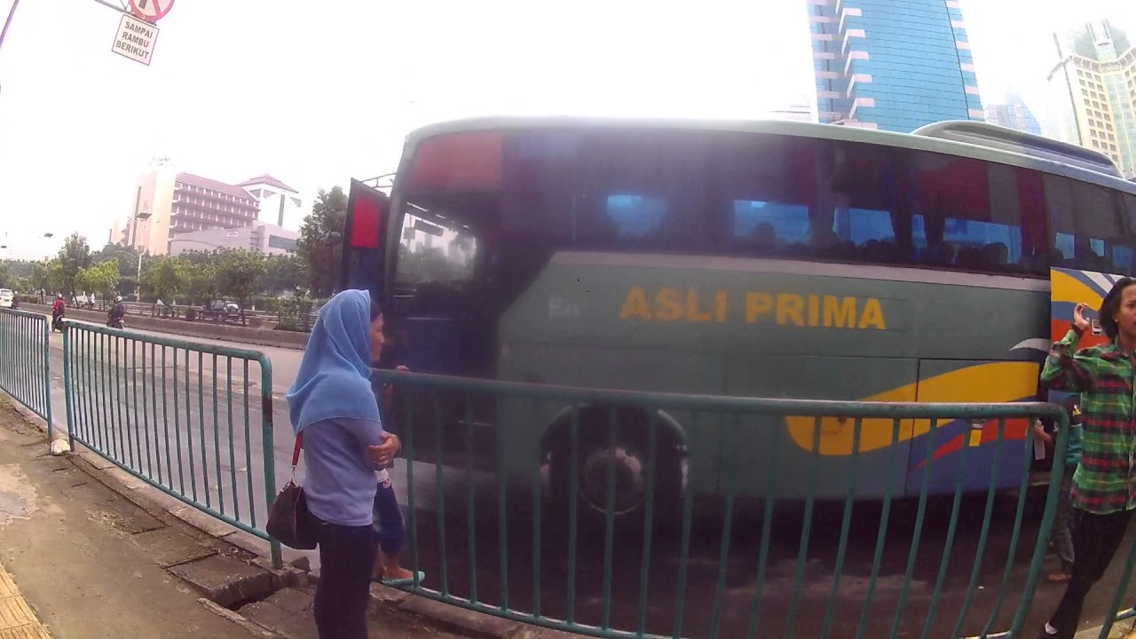 Bus Tujuan Tanggerang Halte Depan Plaza Slipi Jaya - YouTube