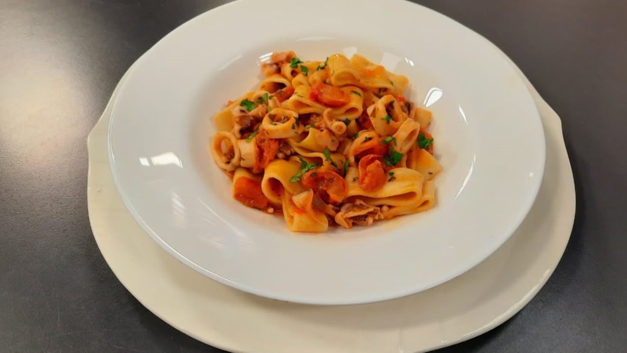 Makarona me kallamarë nga zonja Vjollca - YouTube