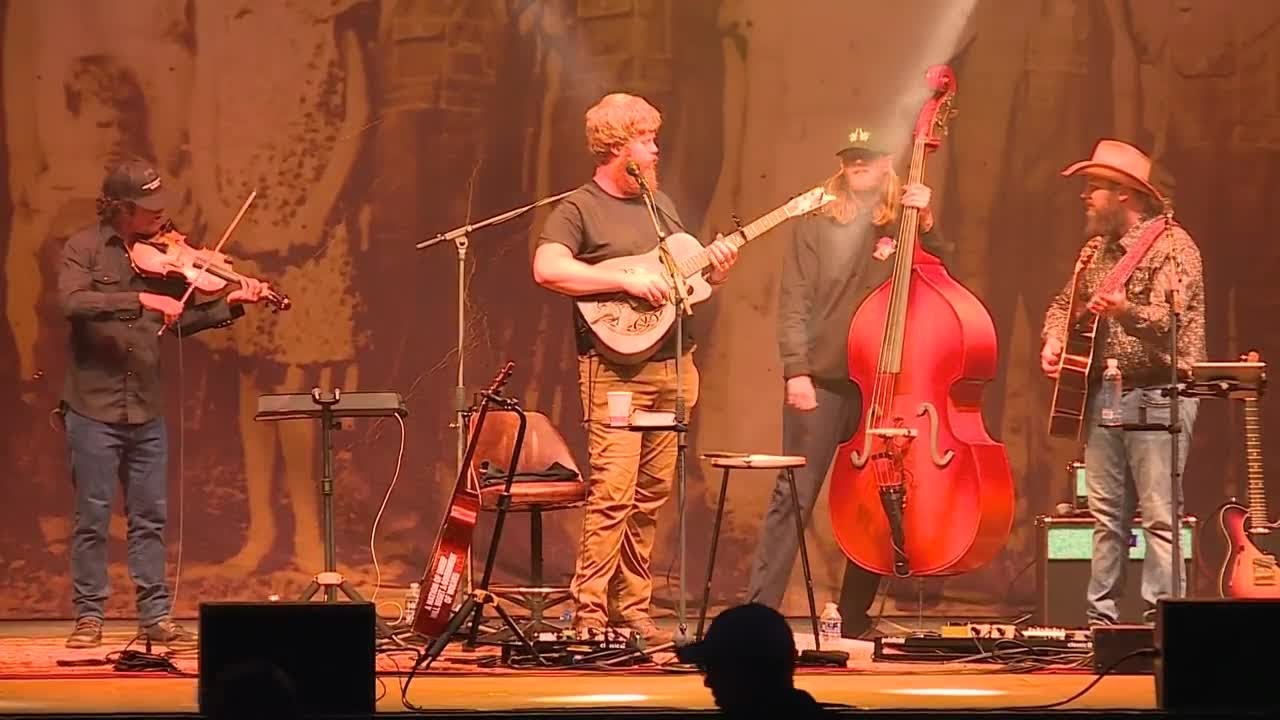 Oliver Anthony performs 'Rich Man's Gold' in Virginia - YouTube
