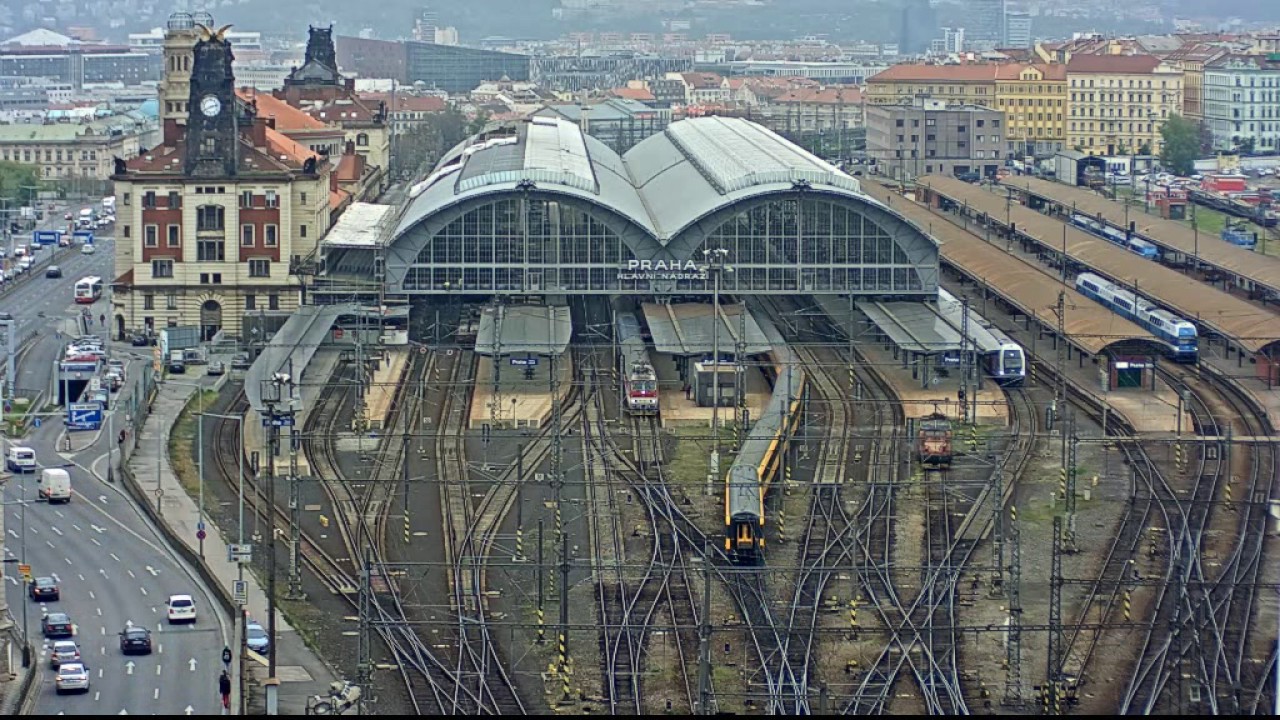 Staniční hlášení Praha Hl.n. - YouTube