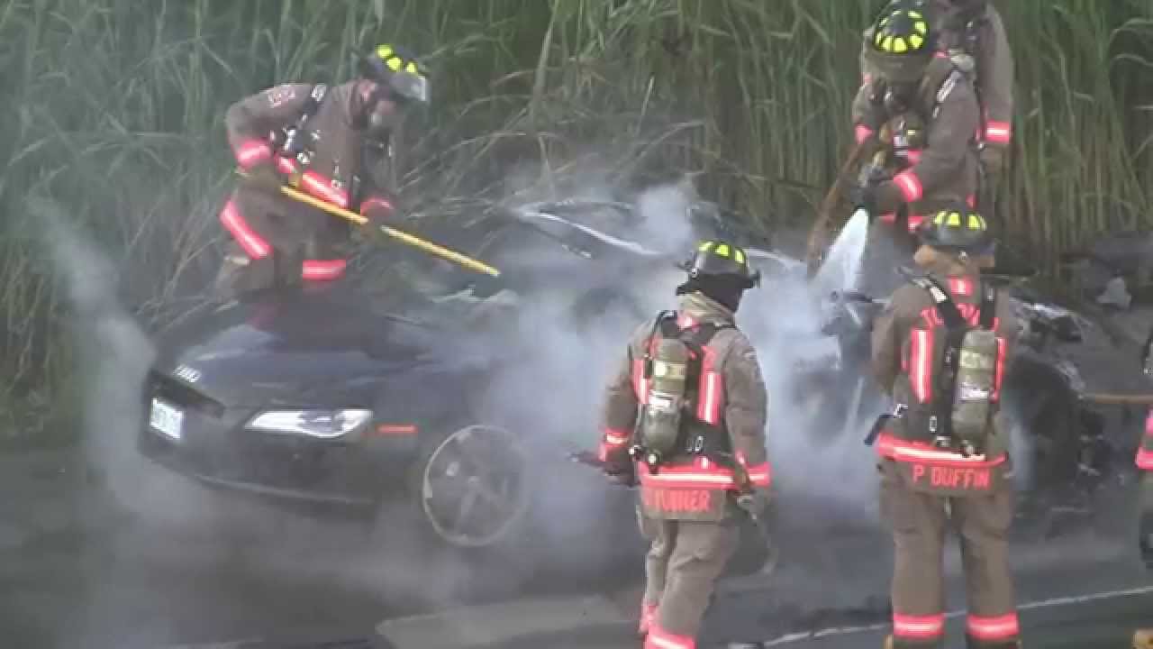 Audi R8 Burning on the Gardiner Express way, Toronto Ontario. - YouTube