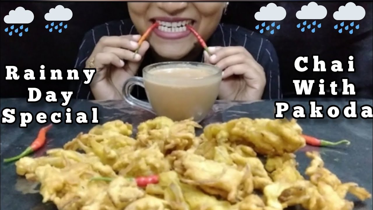 EATING PAKODA WITH CHAI IN RAIN || INDIAN SNACKS ONION PAKORA - YouTube