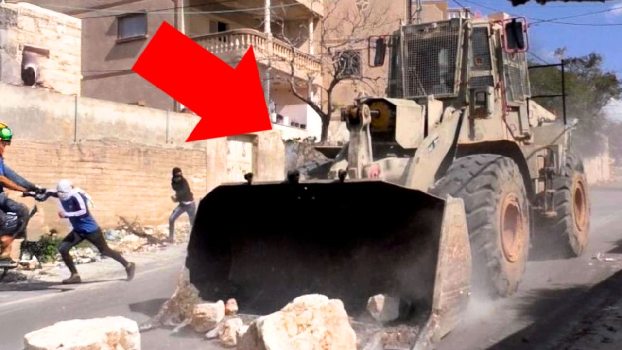 20-Ton Bulldozer's Terrifying Rampage Caught on Camera - YouTube