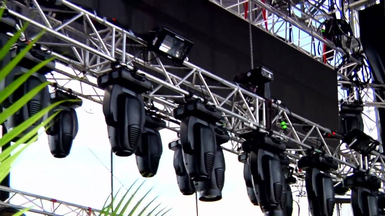 Festival d'été de Québec : les coulisses de la Scène Bell - YouTube