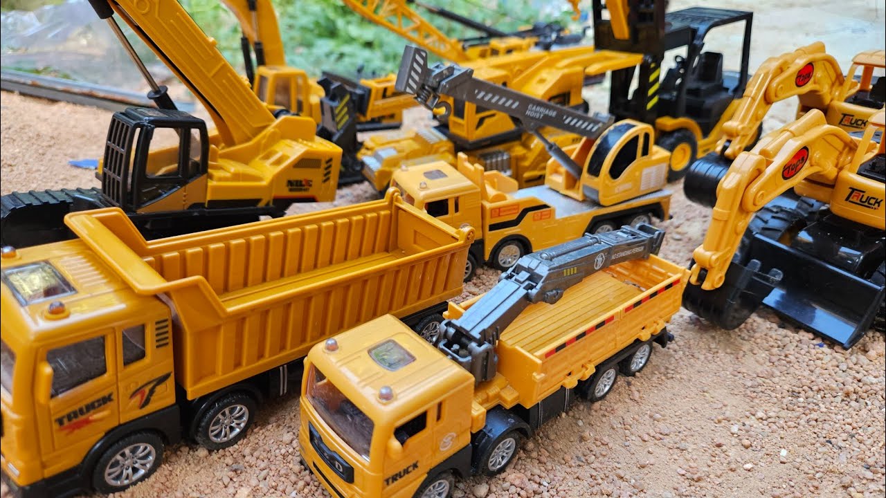 Mobil Mobil Truk Kuning Berkumpul dan Berjalan Beriringan Menuju Lokasi ...