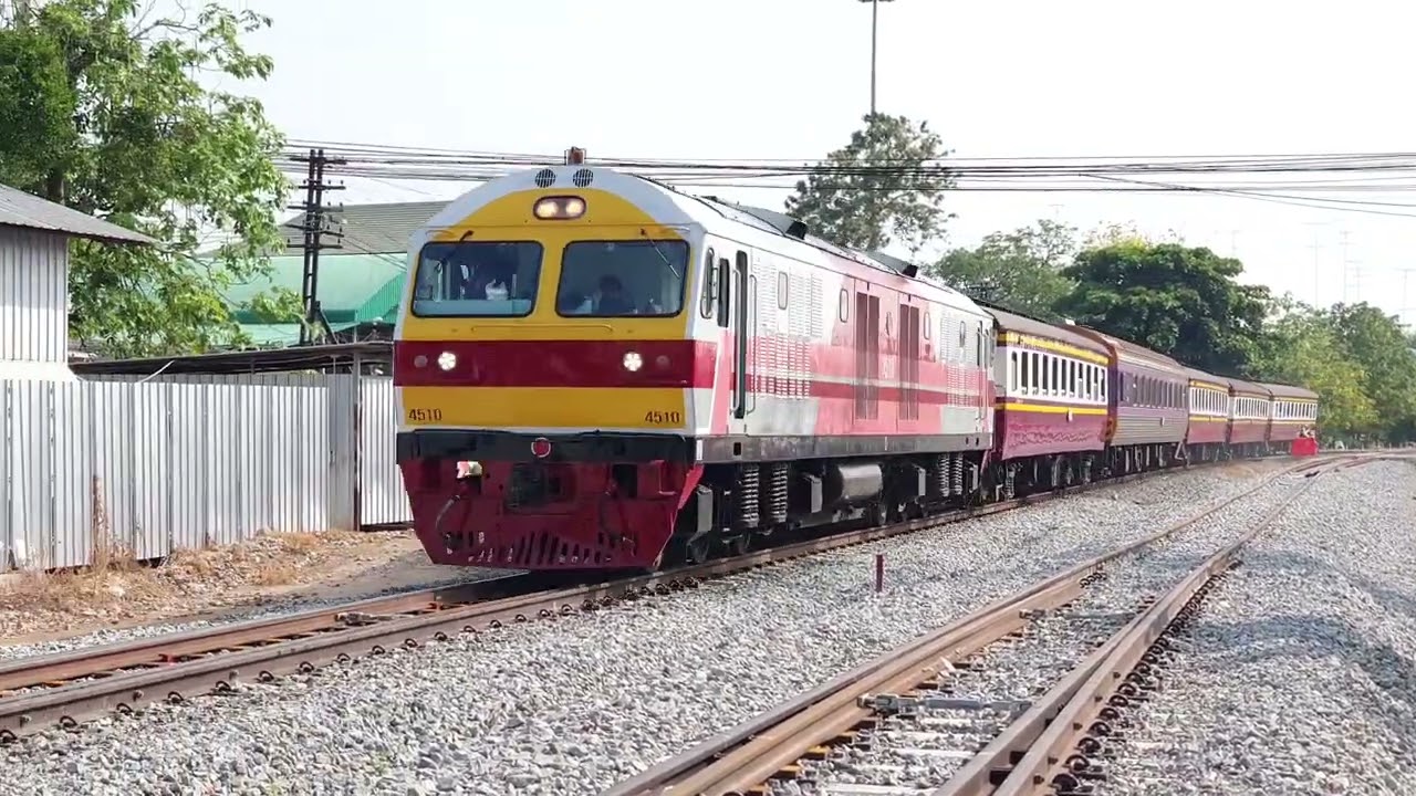 รถนำเที่ยวสวนสนฯ 911 ใช้รถจักร Hitachi 4510 พ่วงรถนอนแอร์แดวูทำขบวน ...